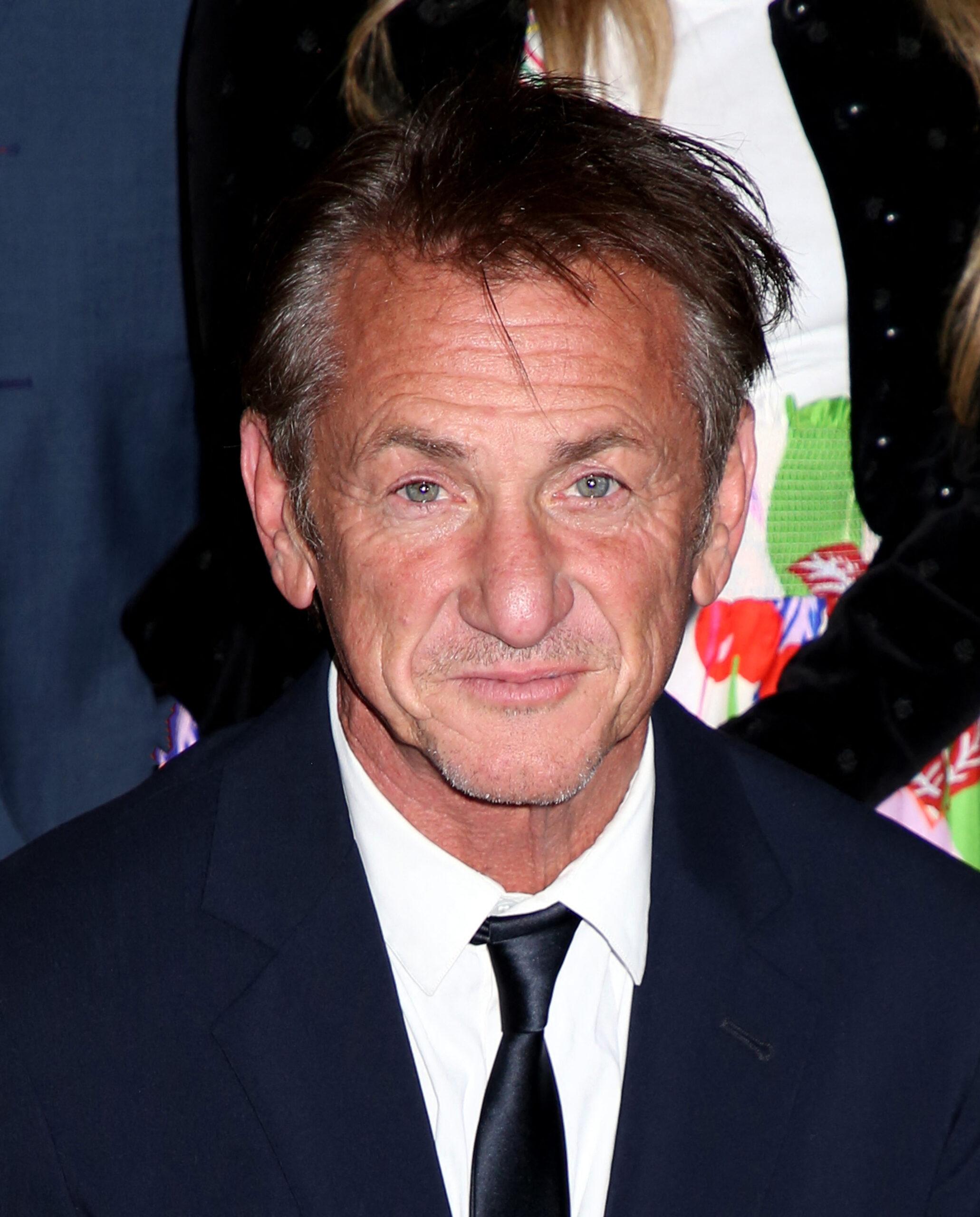 Sean Penn called 'arrogant' for 'chain-smoking' at Golden Globes ...