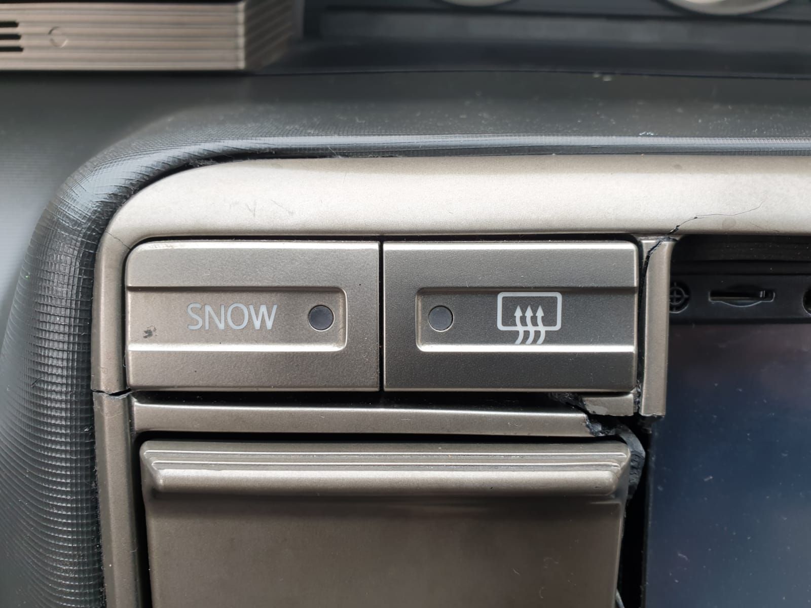 Mending Nissan X-Trail T30 Versi CBU Atau CKD? Ini Perbedaannya