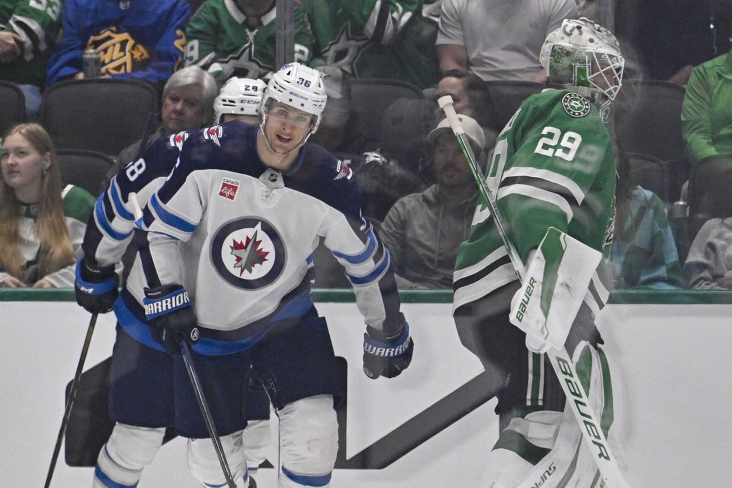 Connor Hellebuyck, Jets blank Stars, close in on division title