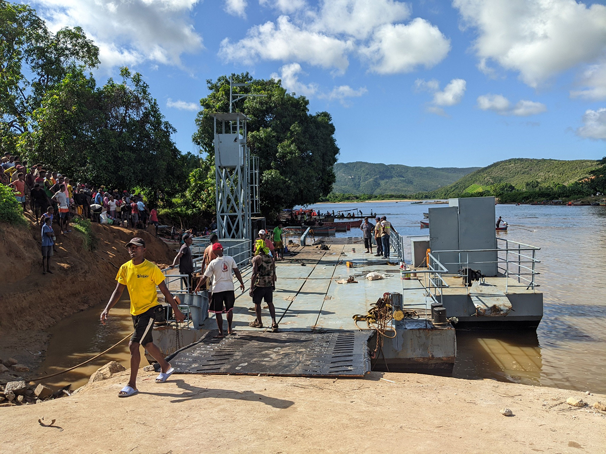 RN 6 - Arrêt du bac fluvial sur le fleuve Mahavavy