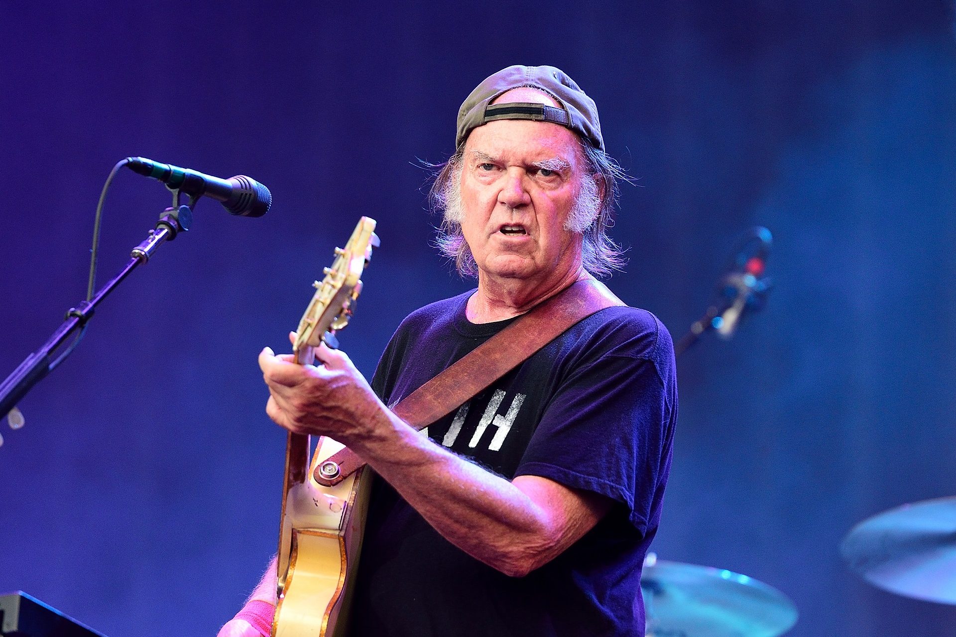 Neil Young, bientôt interdit de séjour aux États-Unis pour avoir ...
