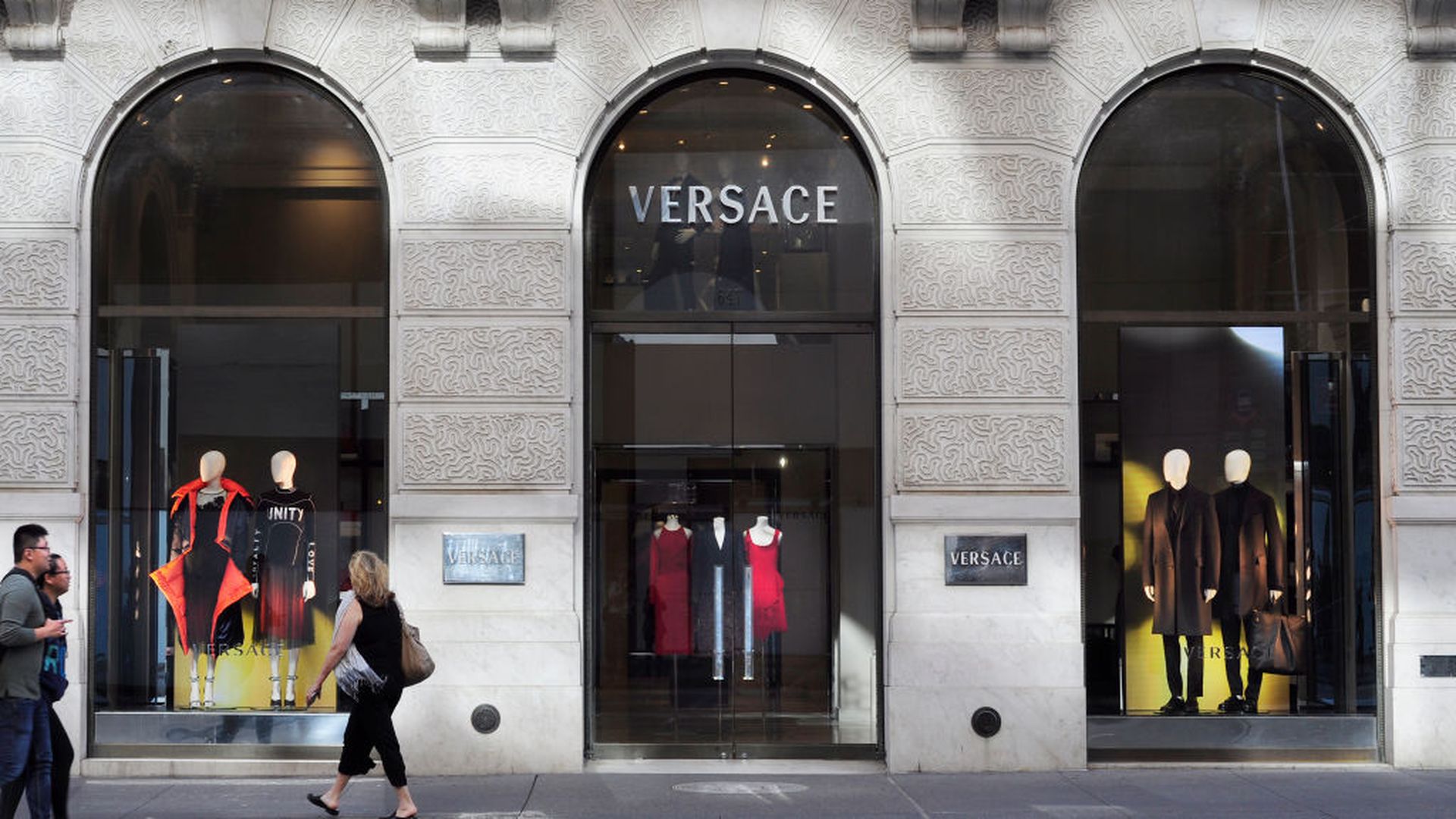 Versace torna italiana, Prada compra la maison per 1,25 mld