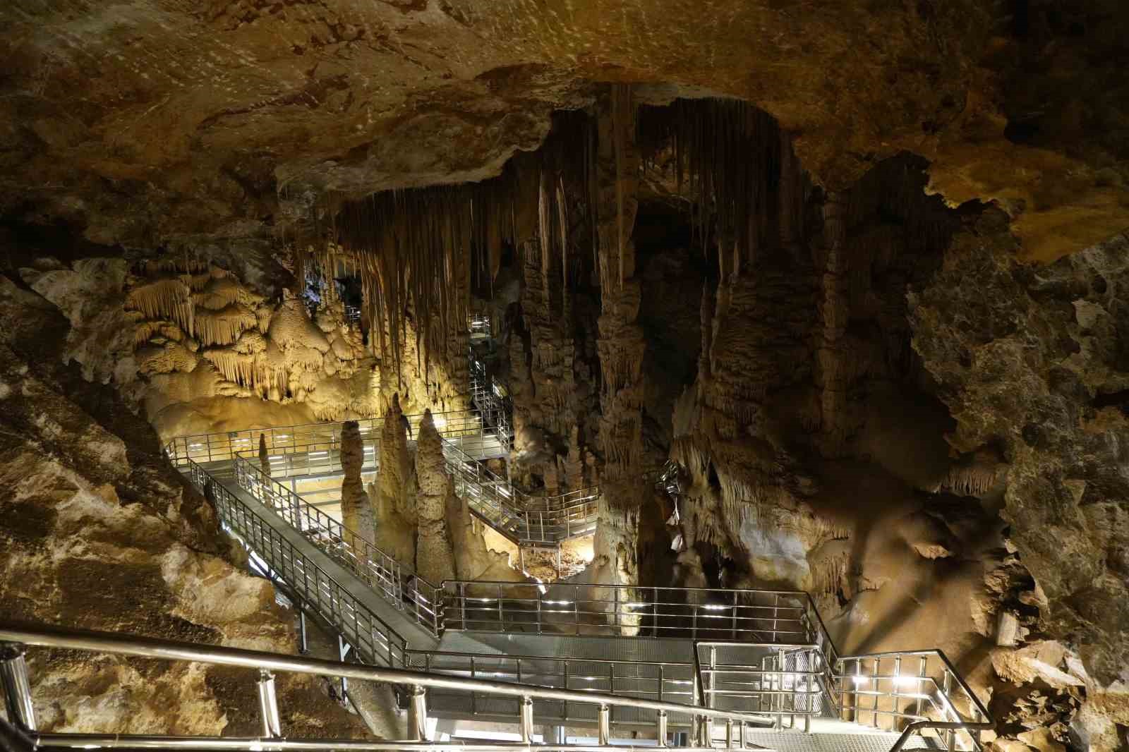 Gümüşhane’nin yer altı sarayı Karaca Mağarası ziyaretçilerini bekliyor
