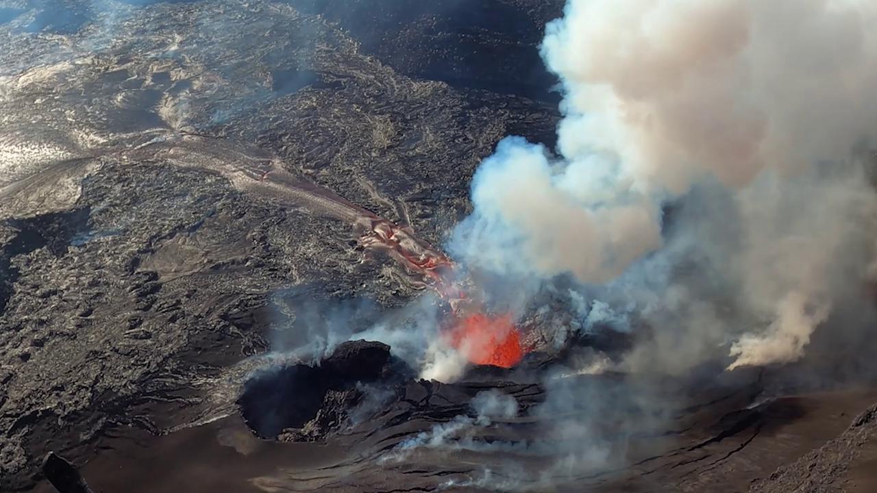 Dramatic lava flows captured at Kilauea Volcano summit