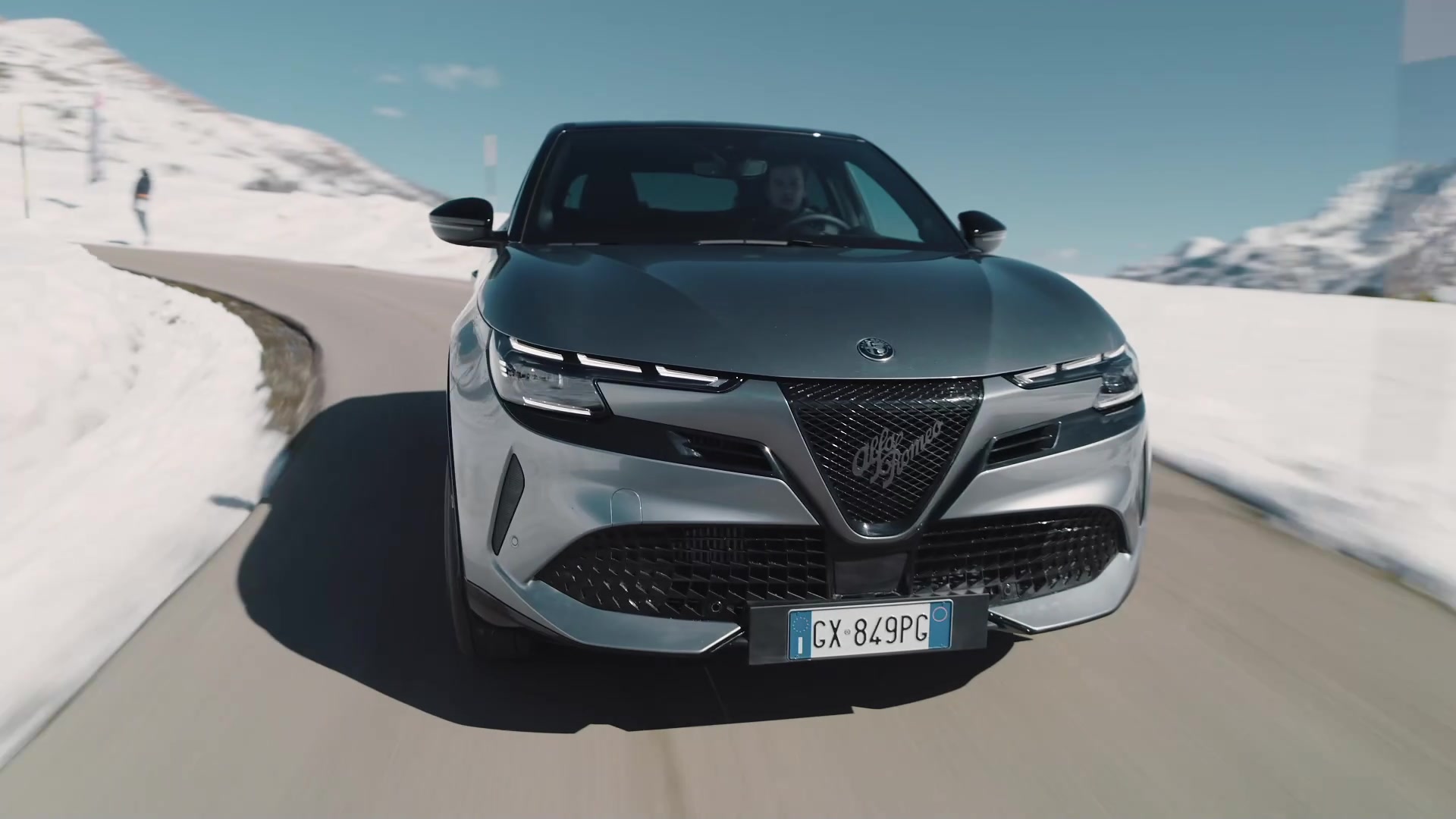 Alfa Romeo Junior Hybrid Q4 in Arese Grey Driving Video
