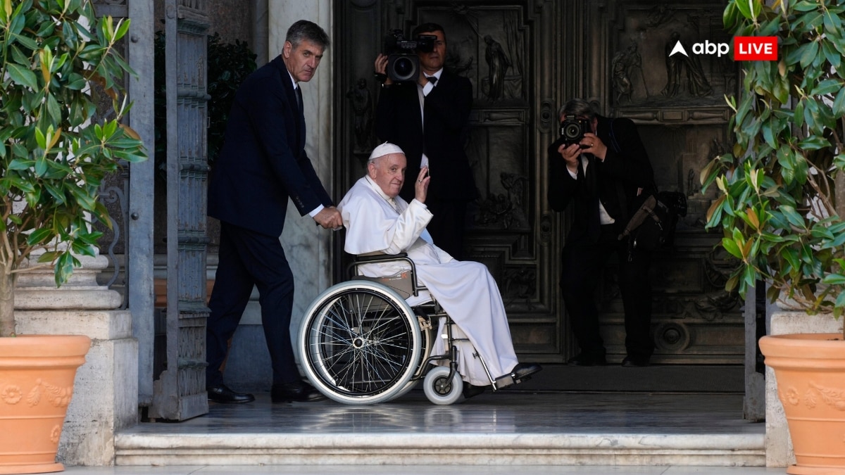 Pope Francis Seen Without Papal Robes During Surprise Visit To St Peter ...