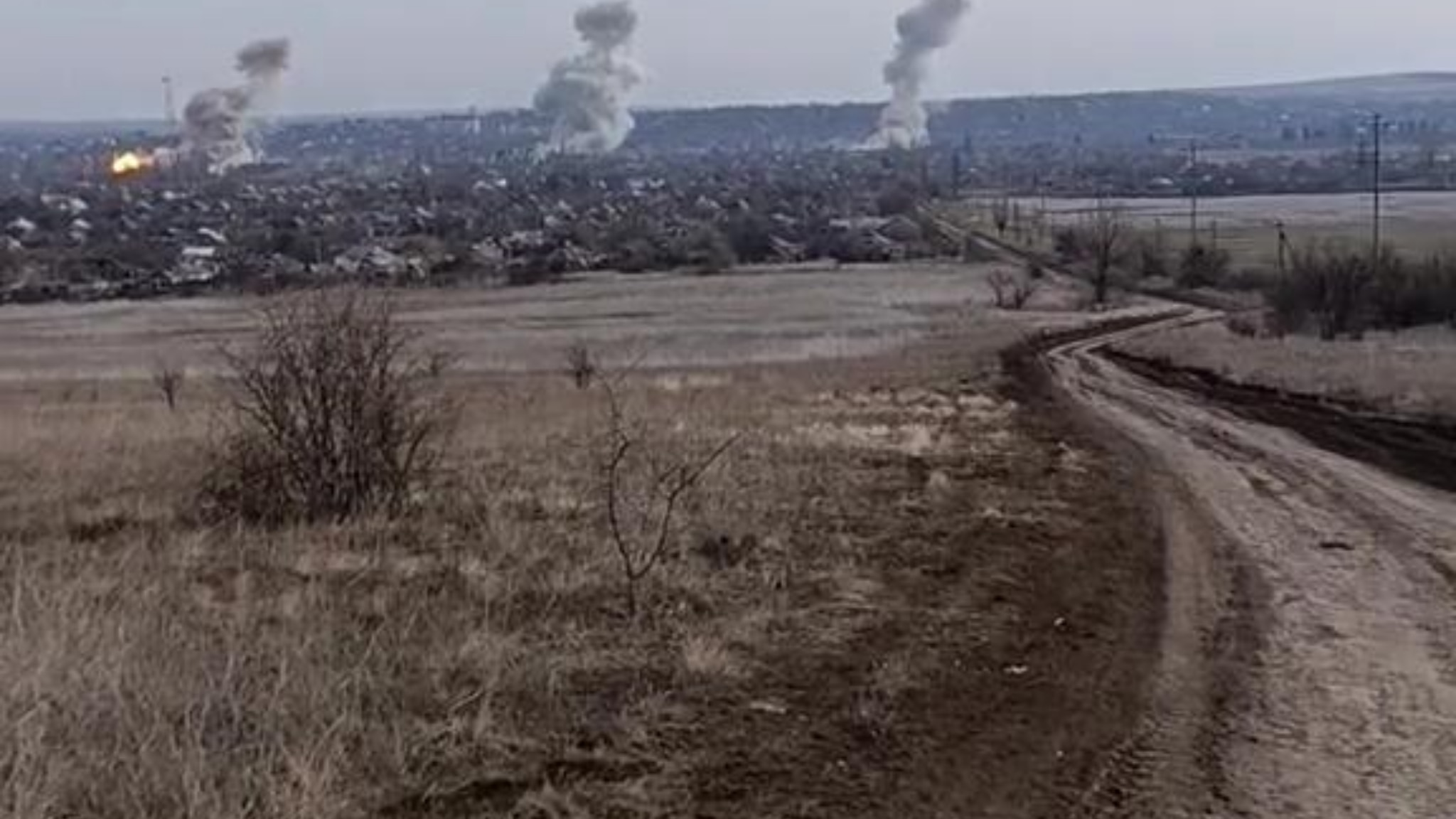 Arrivo di quattro bombe aeree FAB-250 su posizioni delle formazioni ...