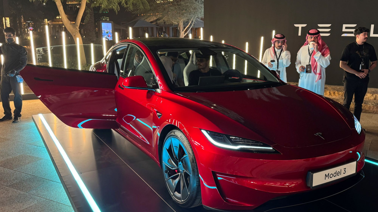 Βίοι αντίθετοι: Οι πωλήσεις της Tesla στην Ευρώπη συρρικνώθηκαν κατά 40 ...