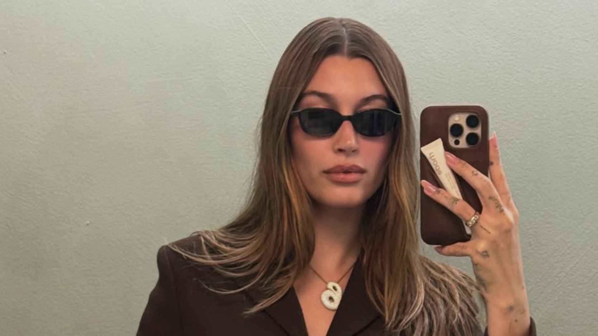 Hailey Bieber laat deze cultjurk uit de jaren 90 herleven