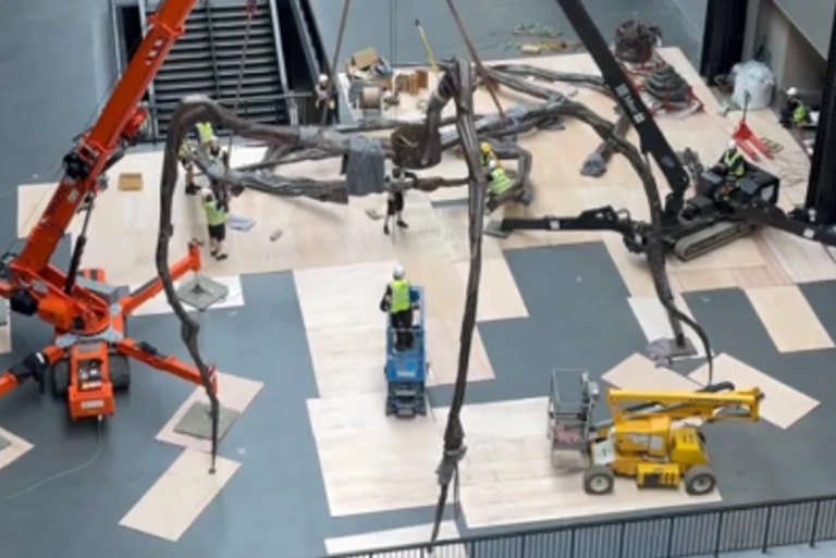 Giant spider sculpture reinstalled at the Tate Modern