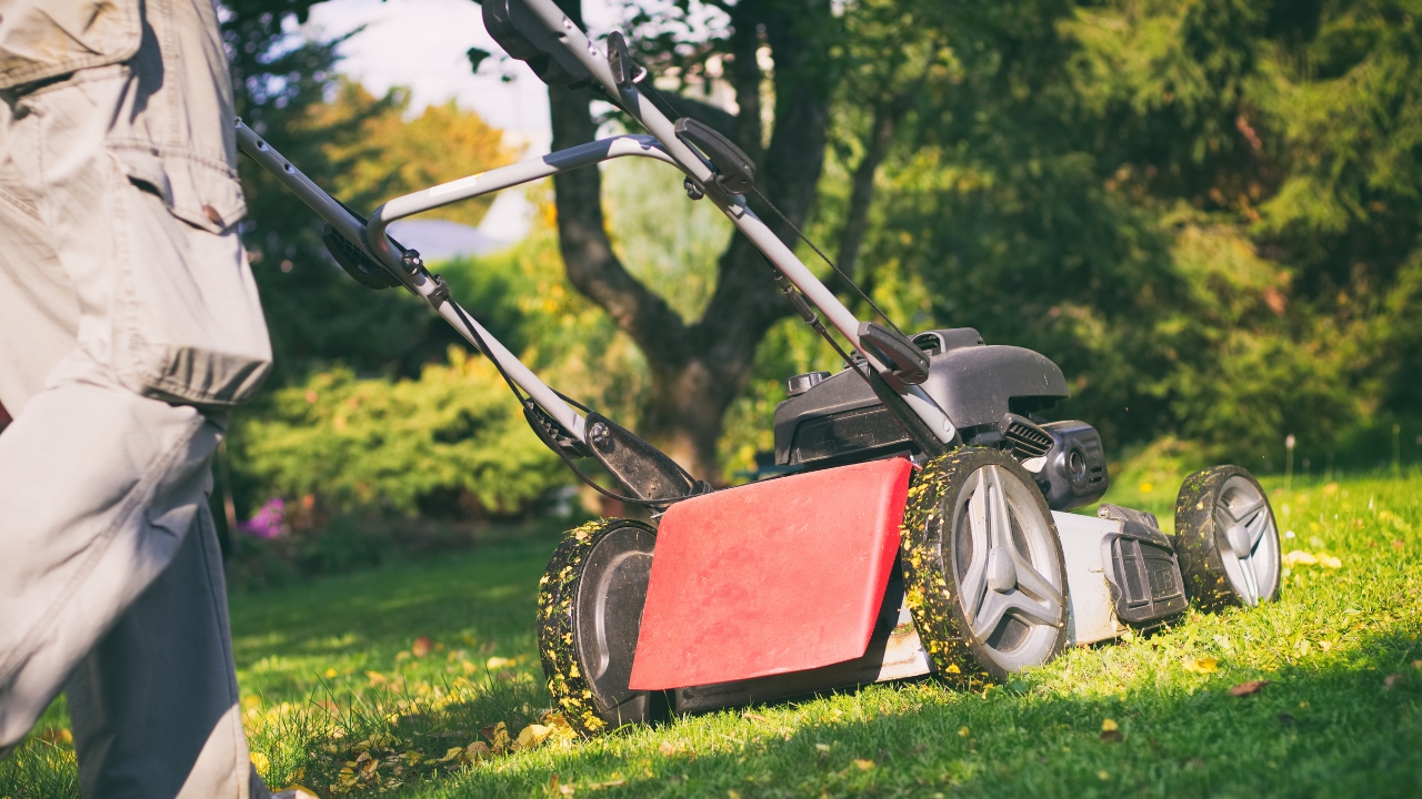 9 yard chores every kid remembers doing in the ‘80s