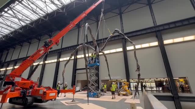 Giant spider sculpture reinstalled at the Tate Modern