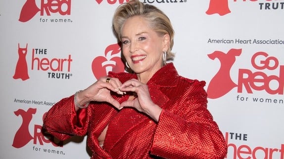 Surprise, Sharon Stone reçoit un disque de platine en France : on vous ...