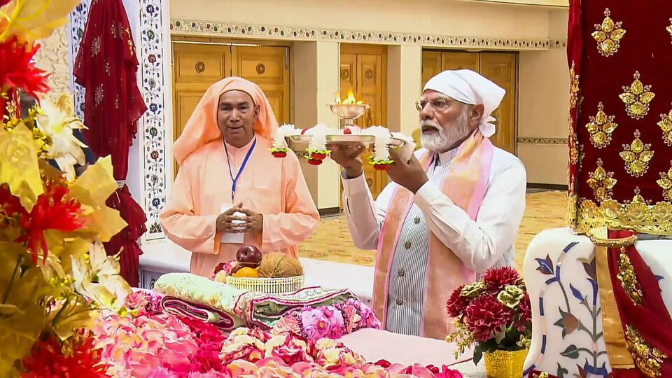 PM Narendra Modi performs puja at Guru Ji Maharaj Temple in Anandpur ...