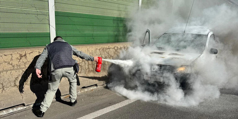 Paar aus brennendem Auto gerettet - dickes Lob für Finanzpolizisten