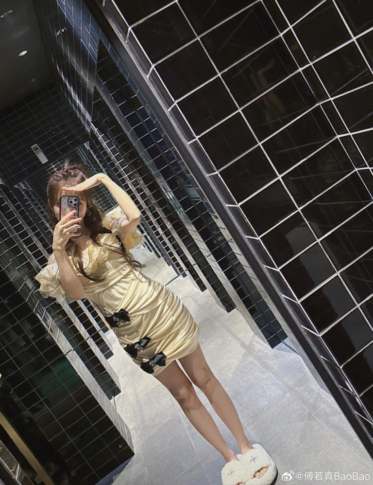 LPL主持人BaoBao分享照片：春天的一点嫩黄🌼