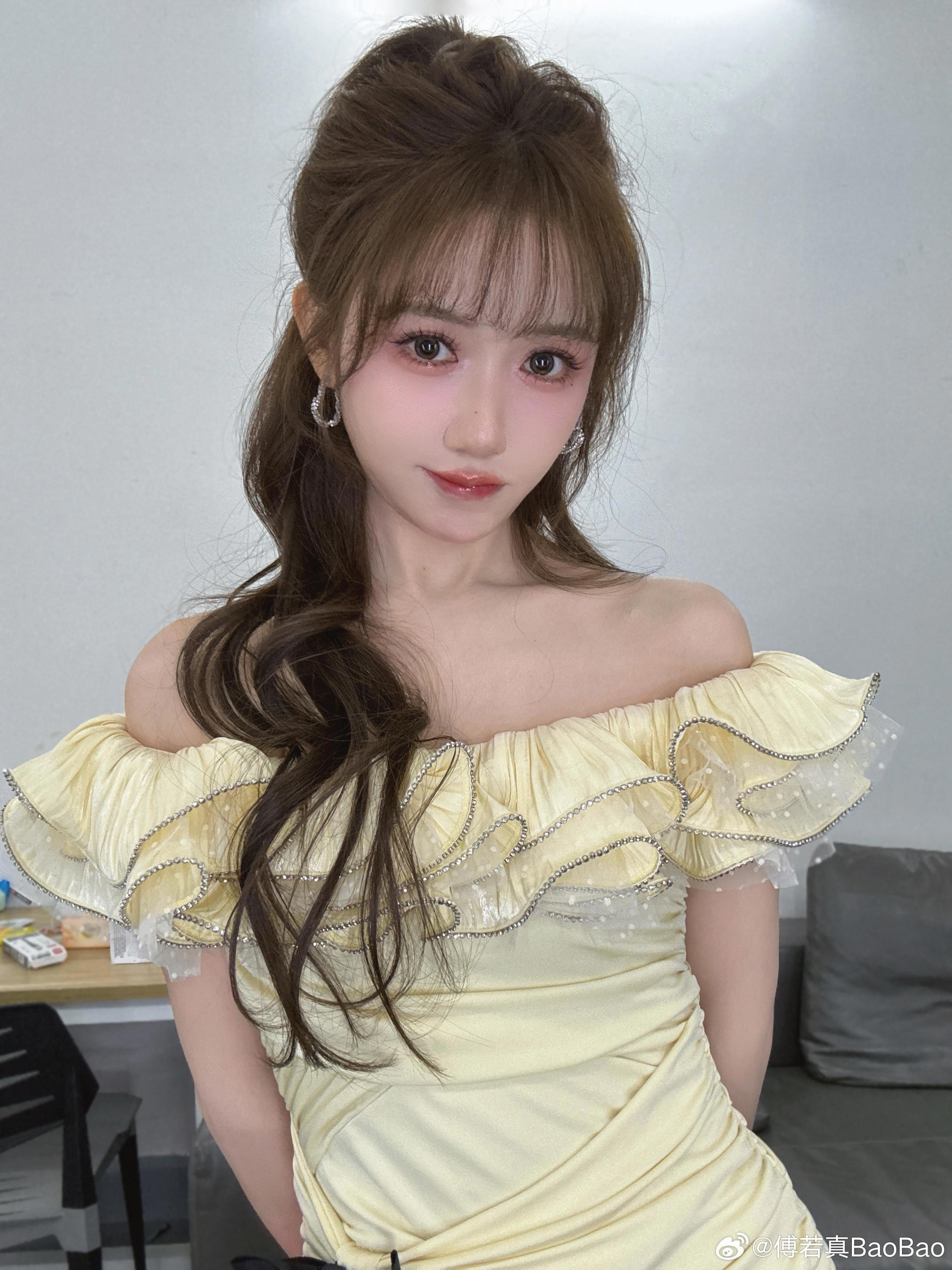 LPL主持人BaoBao分享照片：春天的一点嫩黄🌼