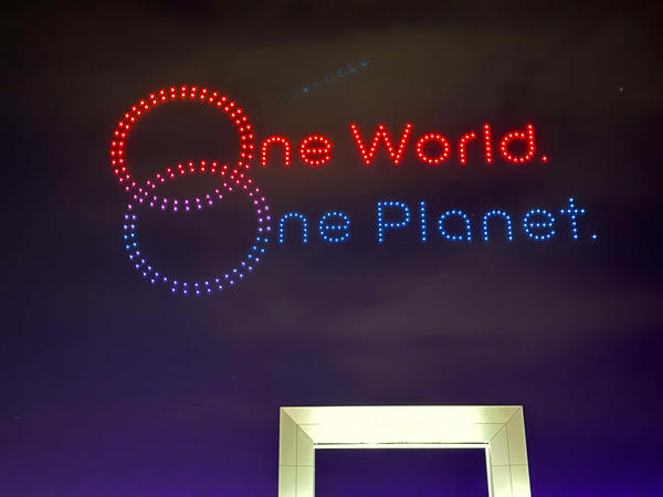 「大阪・関西万博」で1000機のドローンと600台のスピーカーがフル稼働！ 光と音が織りなすスペクタクルショー「One World, One ...