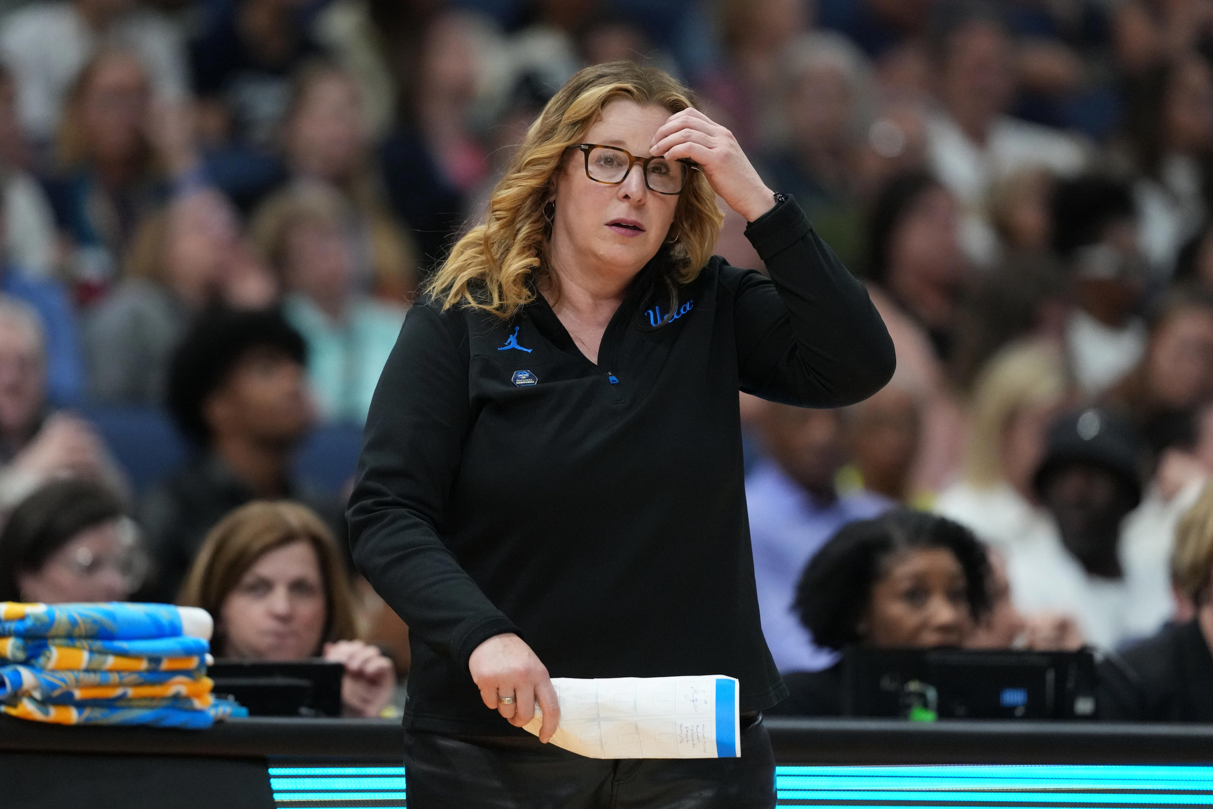 No. 2 UCLA struggles but still leaves Illinois with 13-point win