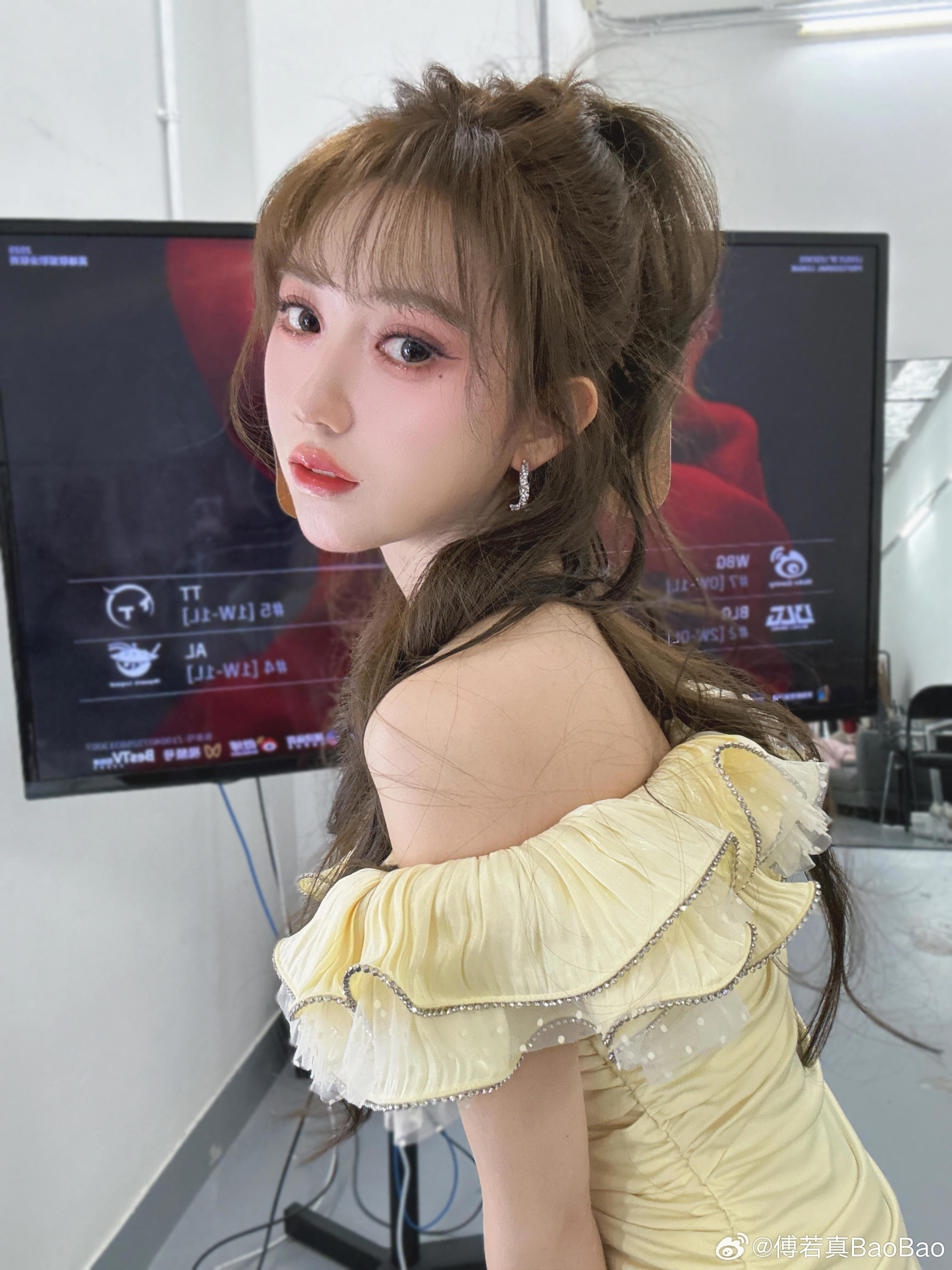 LPL主持人BaoBao分享照片：春天的一点嫩黄🌼