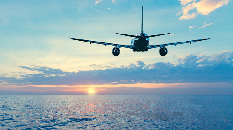 Yes, Planes Do Fly Over The Pacific Ocean - Here's Why Their Flight ...