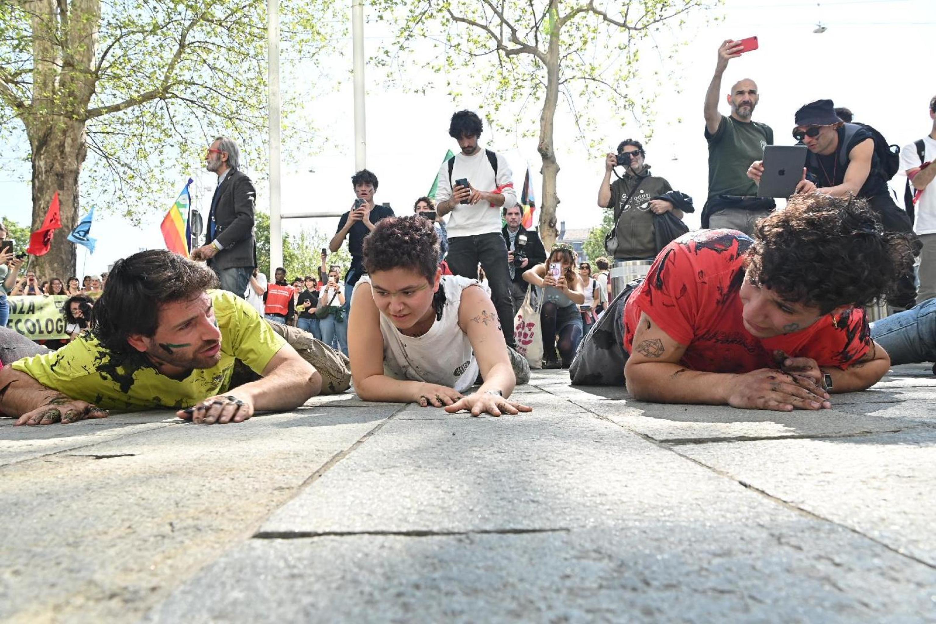 Flash mob di Fridays for Future davanti grattacielo a Torino