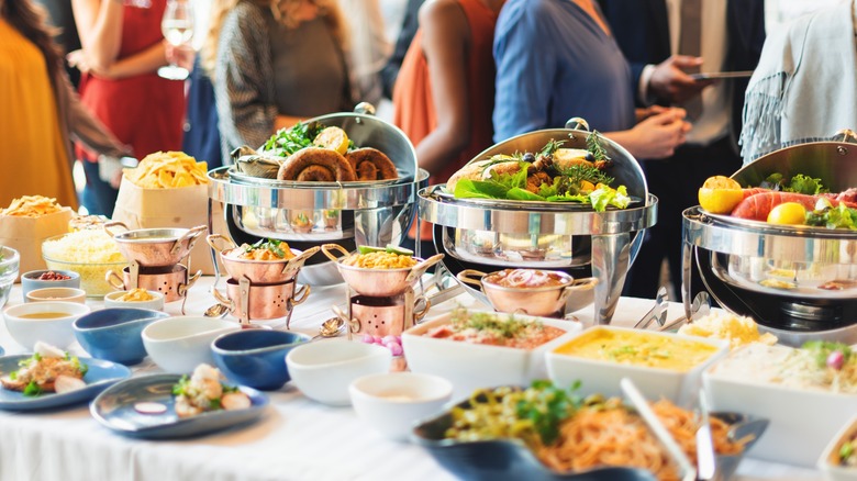 12 Red Flags You Should Look Out For At A Buffet