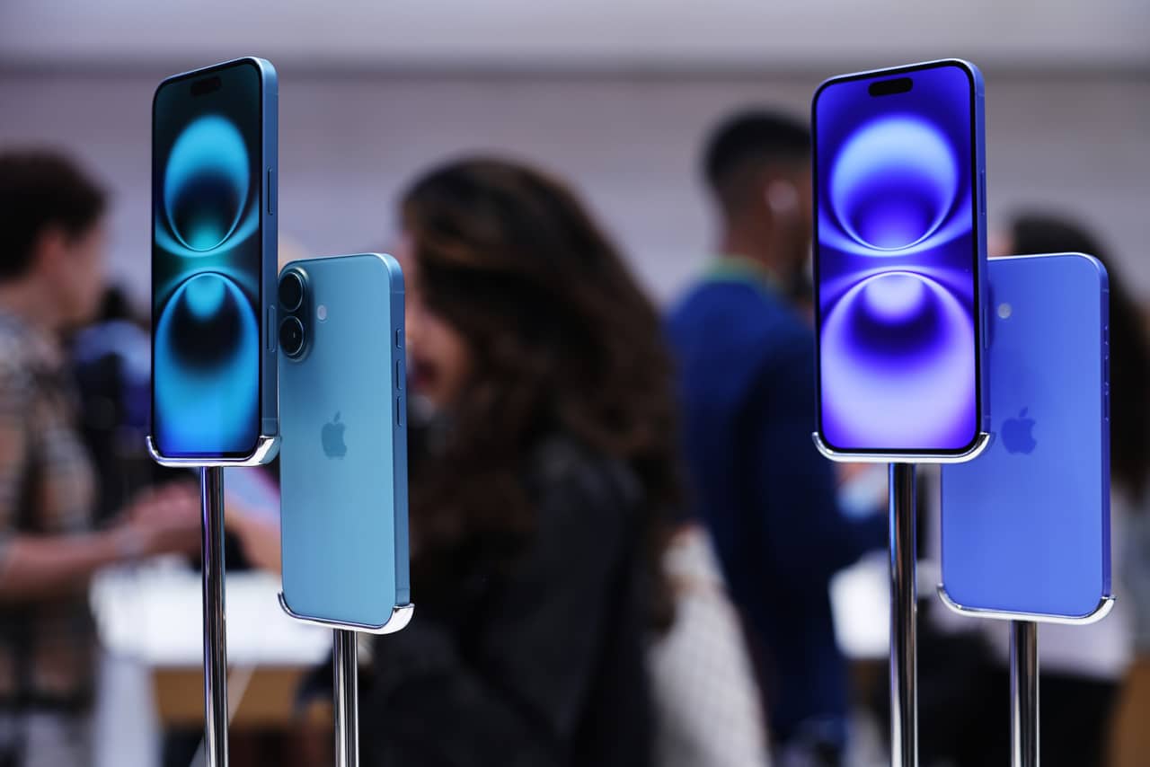 Apple Tariff Choices: Cut Low-End iPhones, Extend Release Schedule