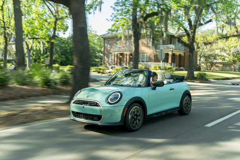 2025 Mini Cooper S Convertible Stakes Out a Sunny Middle Ground