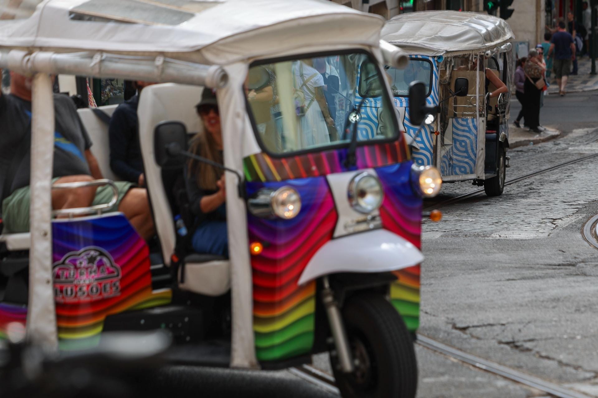 Empresas de 'tuk-tuks' avançam com queixa-crime contra presidente da ...