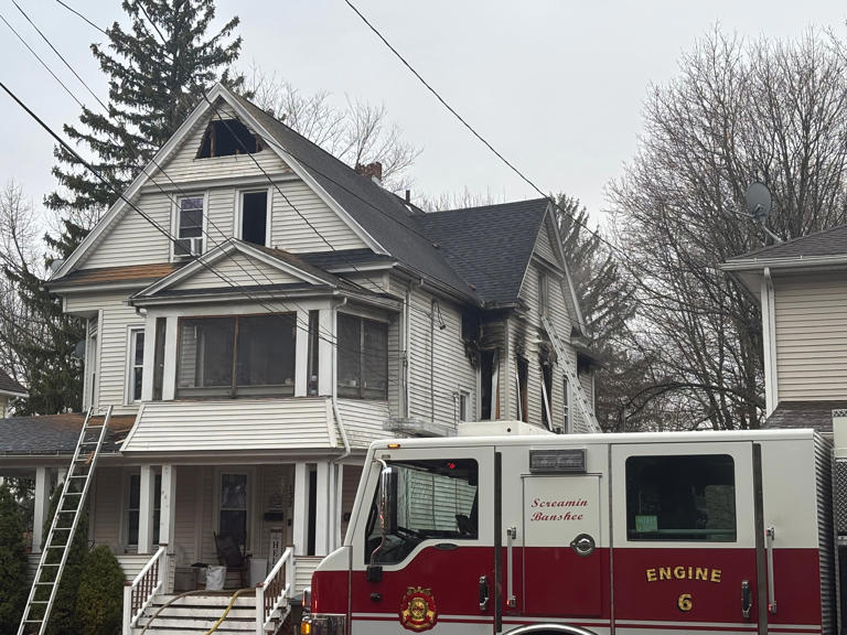 6 people displaced following Springfield house fire