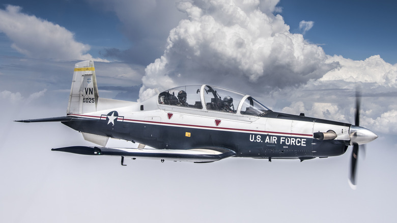 Dogfight in the digital age: How fighter jet pilots train for modern ...