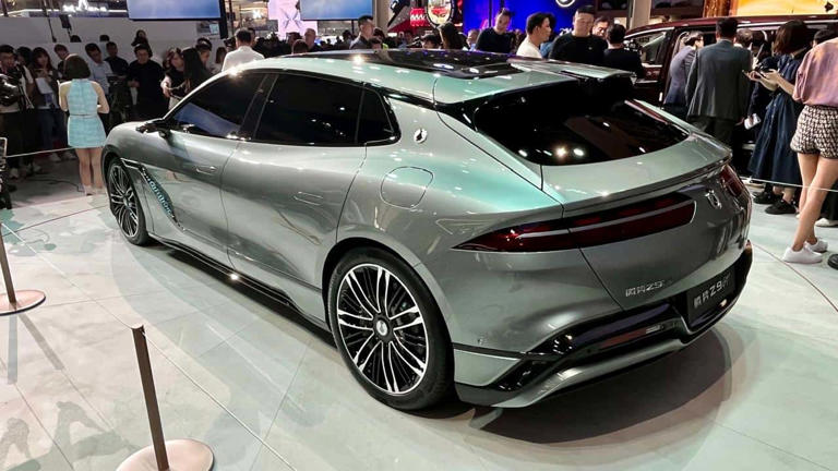 Denza estreia na Europa com o shooting brake Z9 GT e a minivan D9