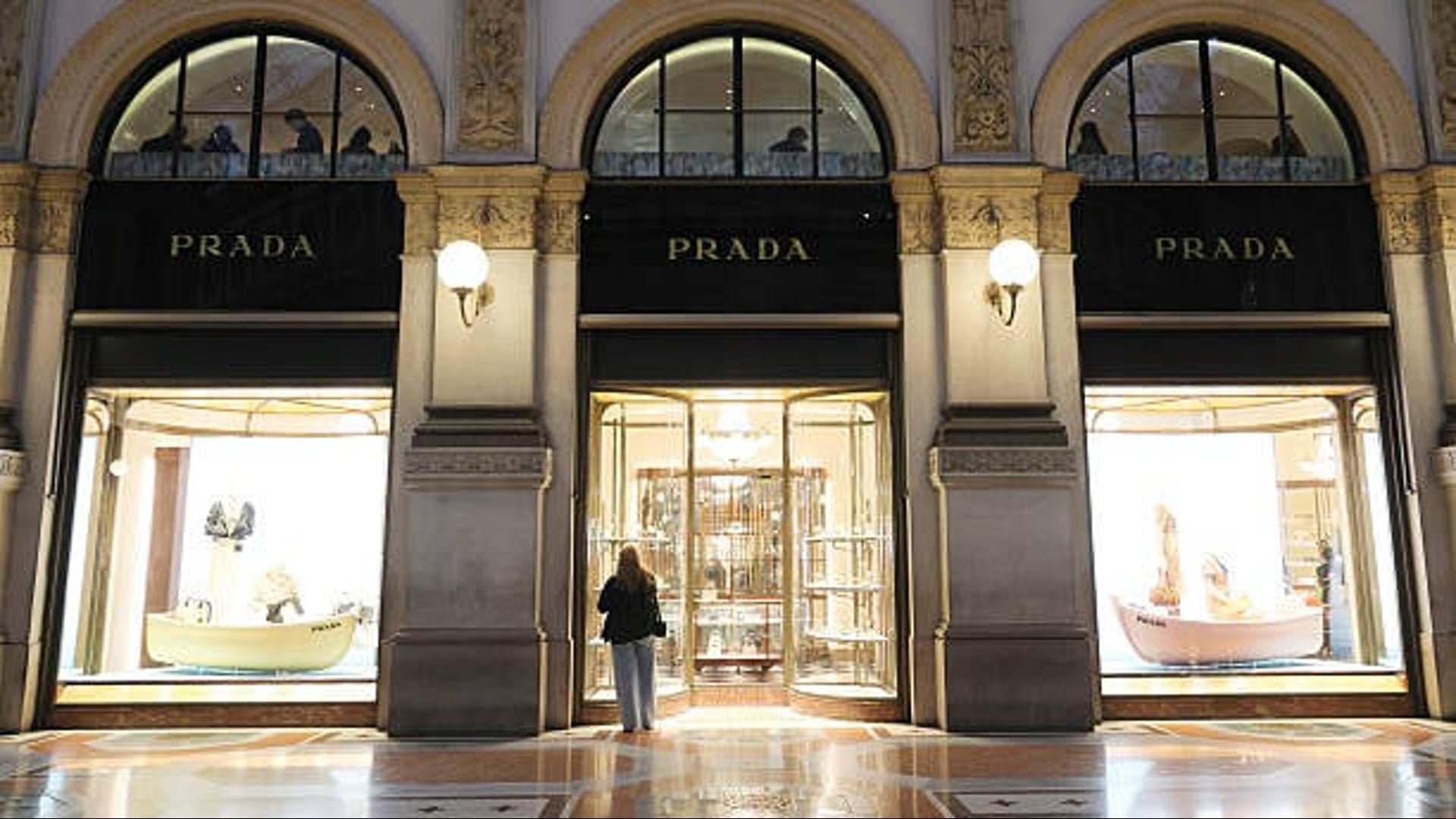 La Casa De Moda Prada Compra Su Rival Versace Por Casi 1.400 Millones ...