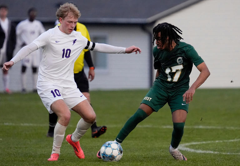 Roman Riggs, Abigail Burns earn Press-Citizen Athlete of the Week honors