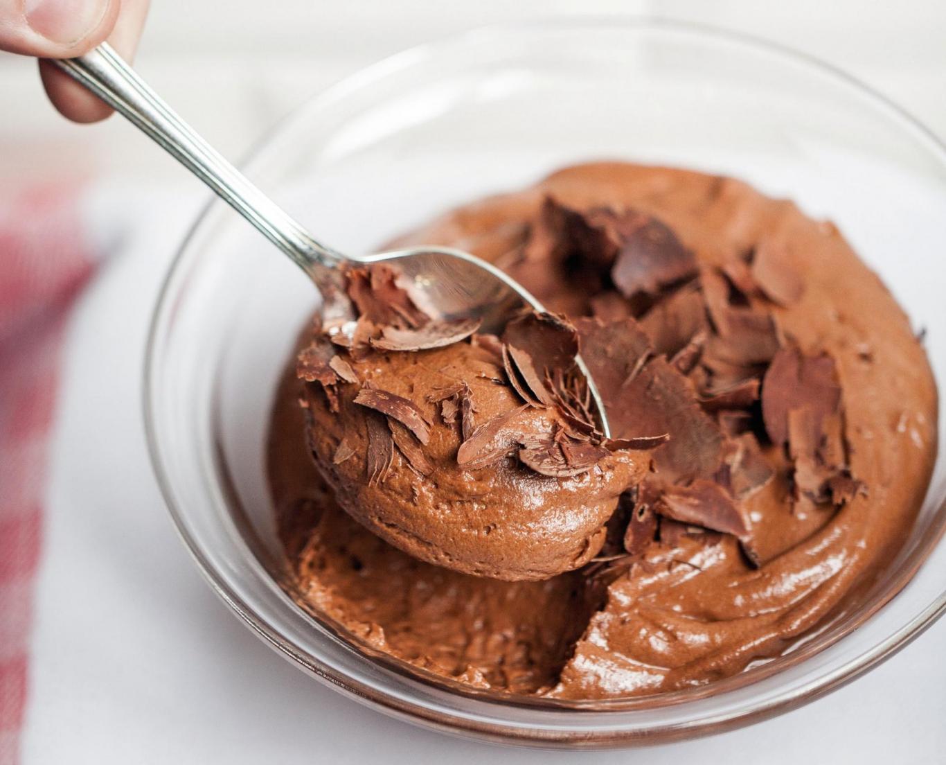 La mousse au chocolat d’Alain Ducasse : la recette à tester au moins ...