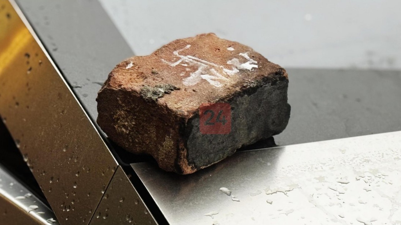 Ein Verdächtiger hinterlässt einen Ziegelstein mit einem Nazi-Symbol ...