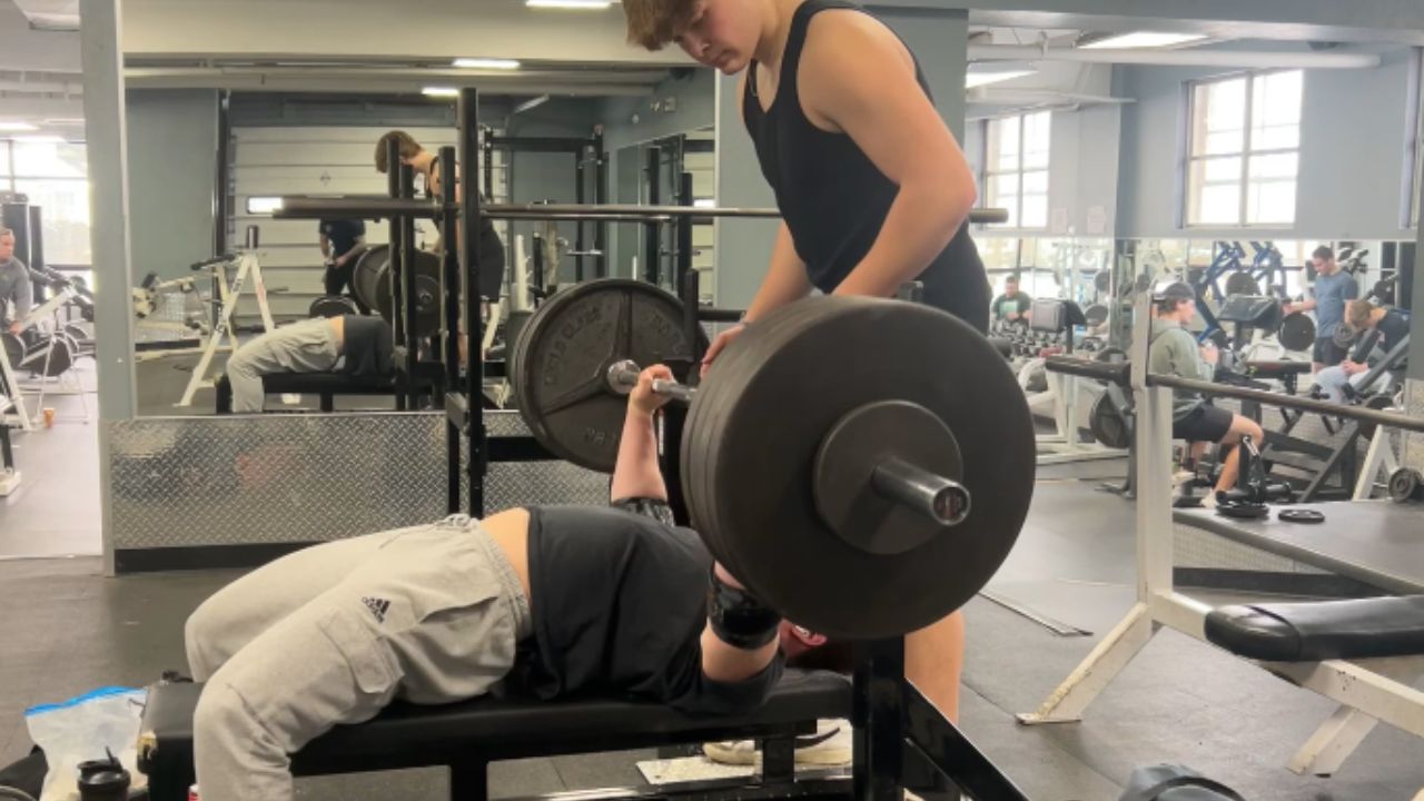 Bench press fail: Gym goer drops a heavy barbell on his belly