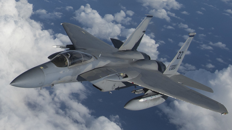 Dogfight in the digital age: How fighter jet pilots train for modern ...