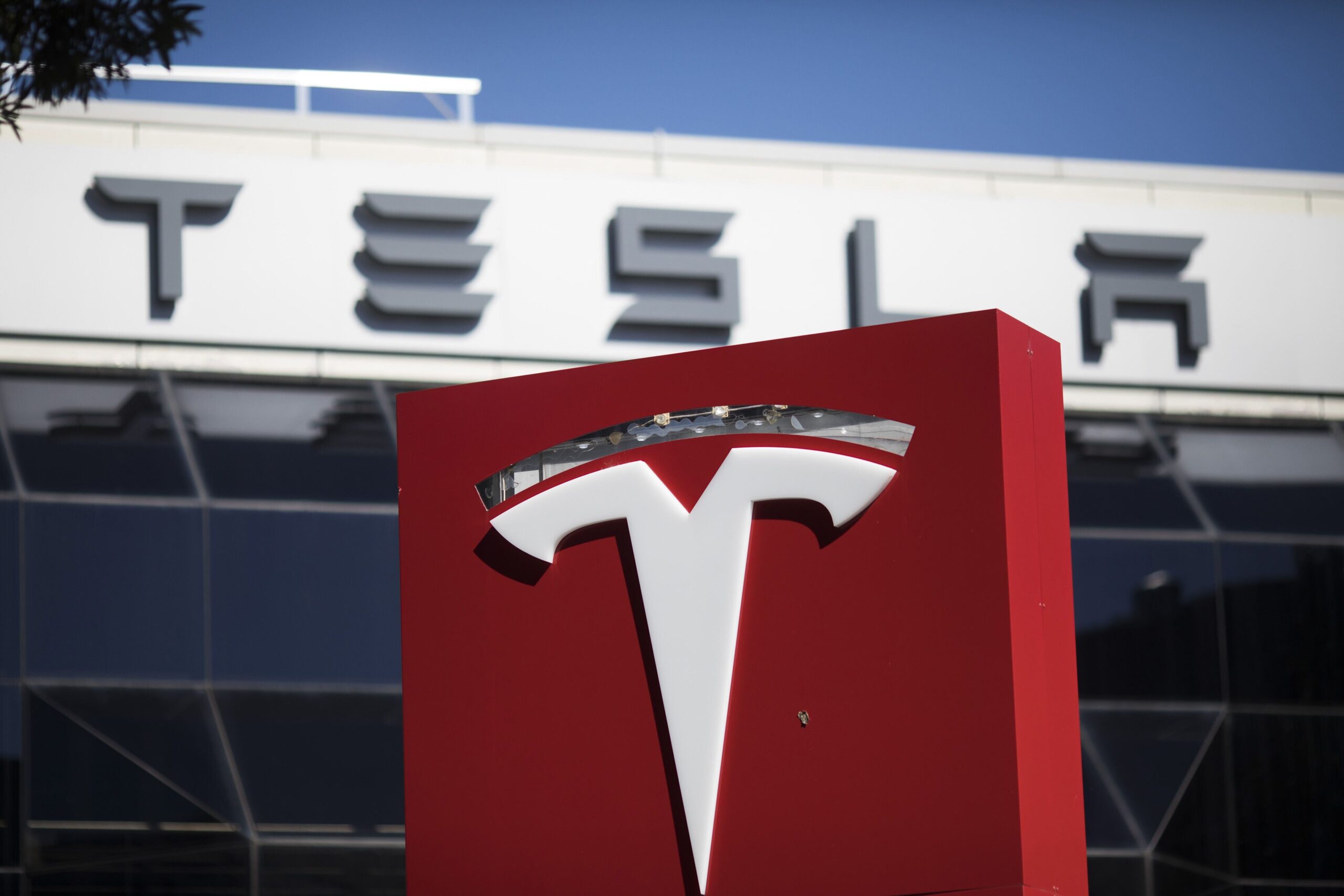 Man charged with vandalizing Teslas in Peabody