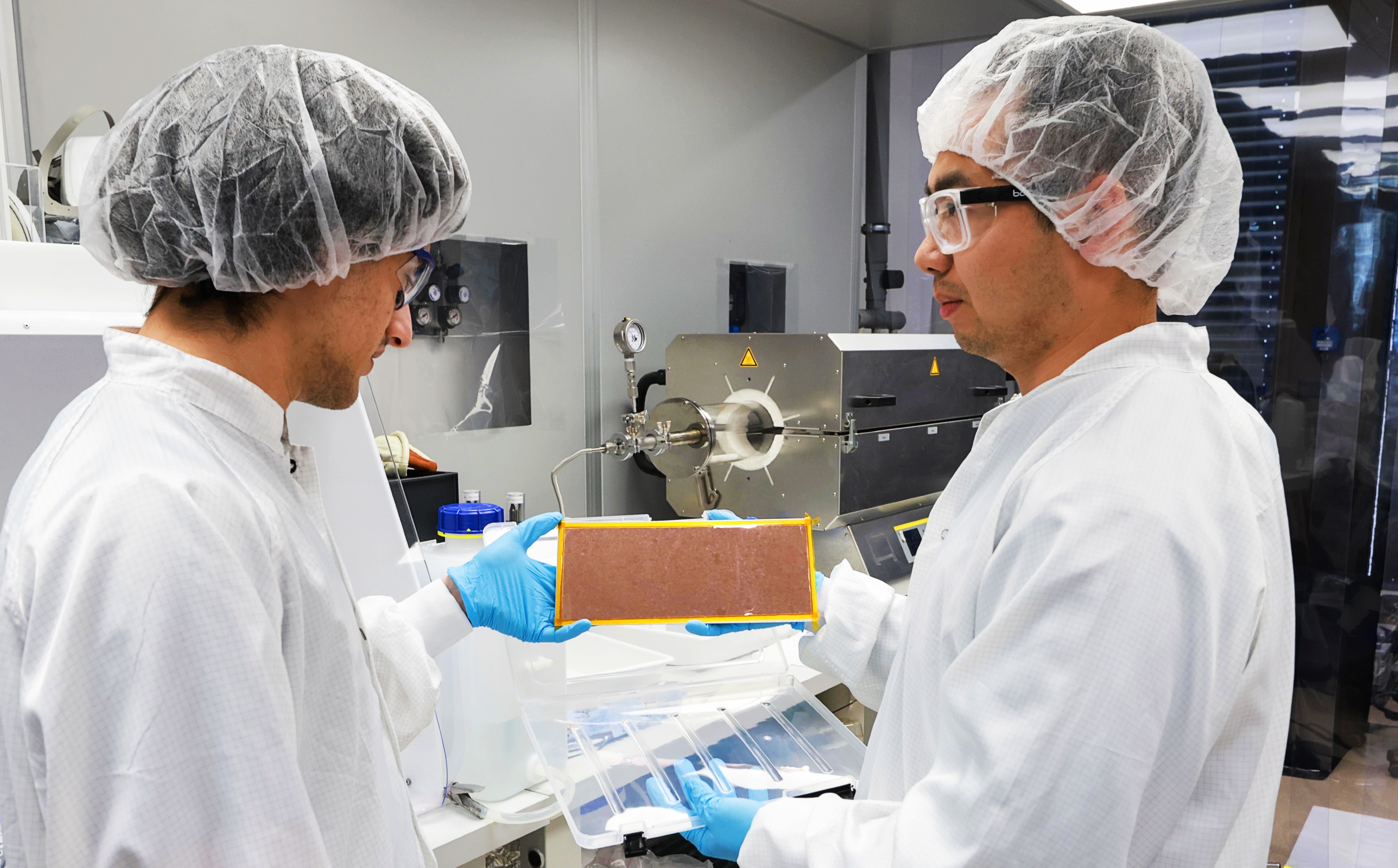 Zeef van 'wondermateriaal' vangt straks CO2 op uit schoorstenen van ...