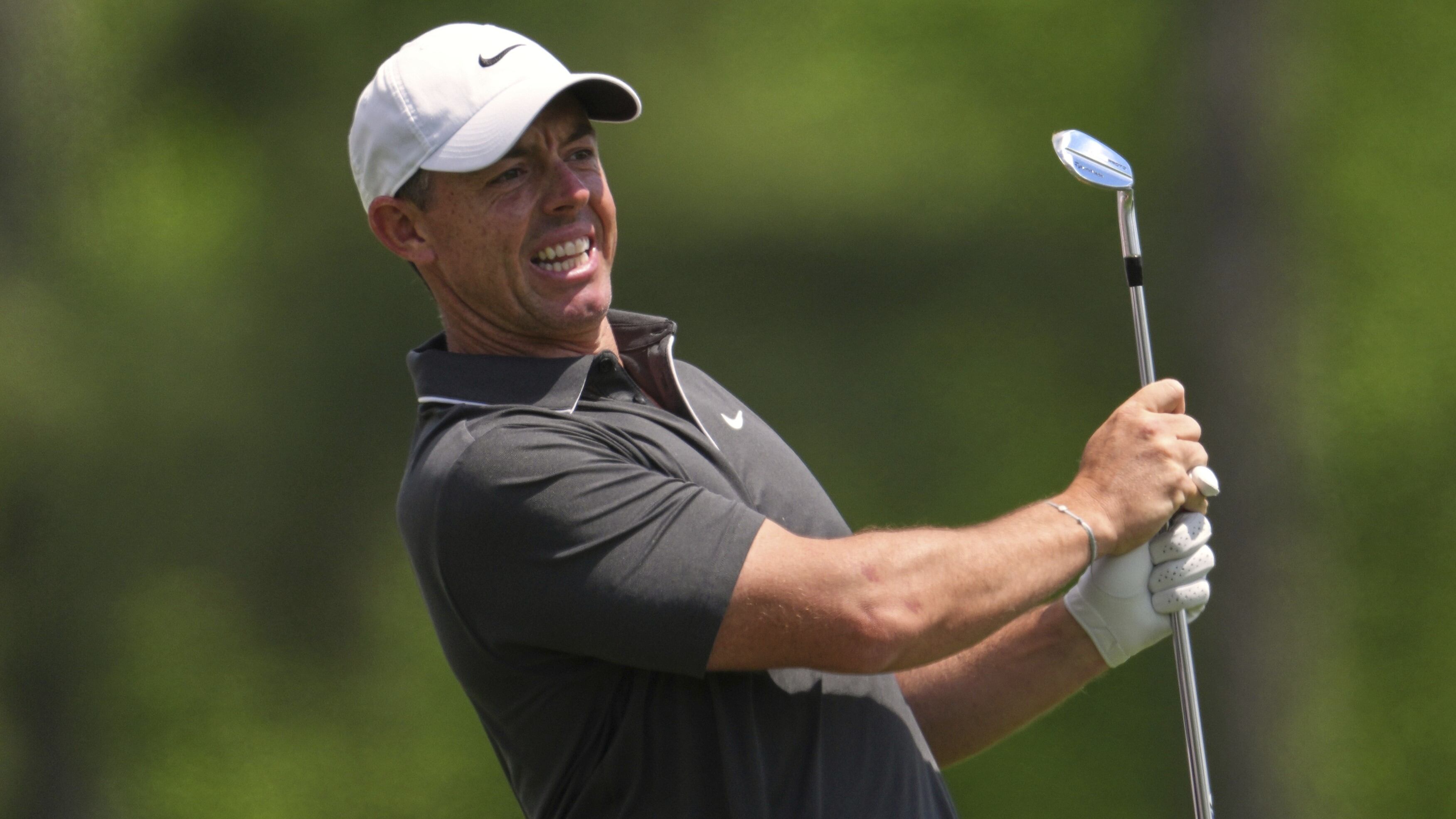 McIlroy catches fire, shoots 66 to get back into contention at Masters