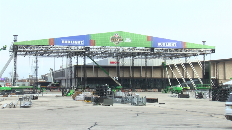 ‘Focal point of the draft’: Construction crews raise NFL Draft Stage roof