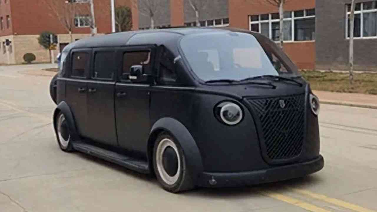 Chinese minivan attracts attention for its resemblance to the classic ...
