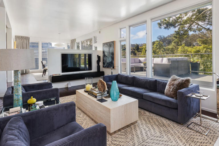 House of the Week: A Midcentury Modern Home With Loads of Natural Light