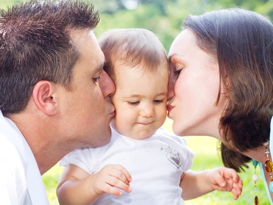 Le petit dernier ou l’aîné ? Découvrez quel est l’enfant préféré des ...