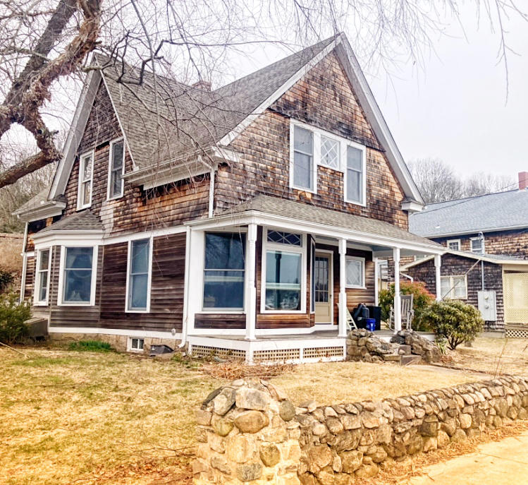 Julia Roberts’ fictional home in ‘Mystic Pizza’ has listed for sale