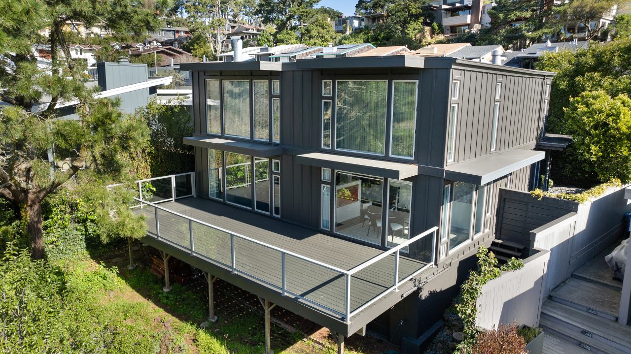 House of the Week: A Midcentury Modern Home With Loads of Natural Light