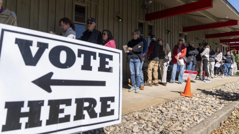 Democrats hold 6-point lead over GOP on generic ballot: Poll