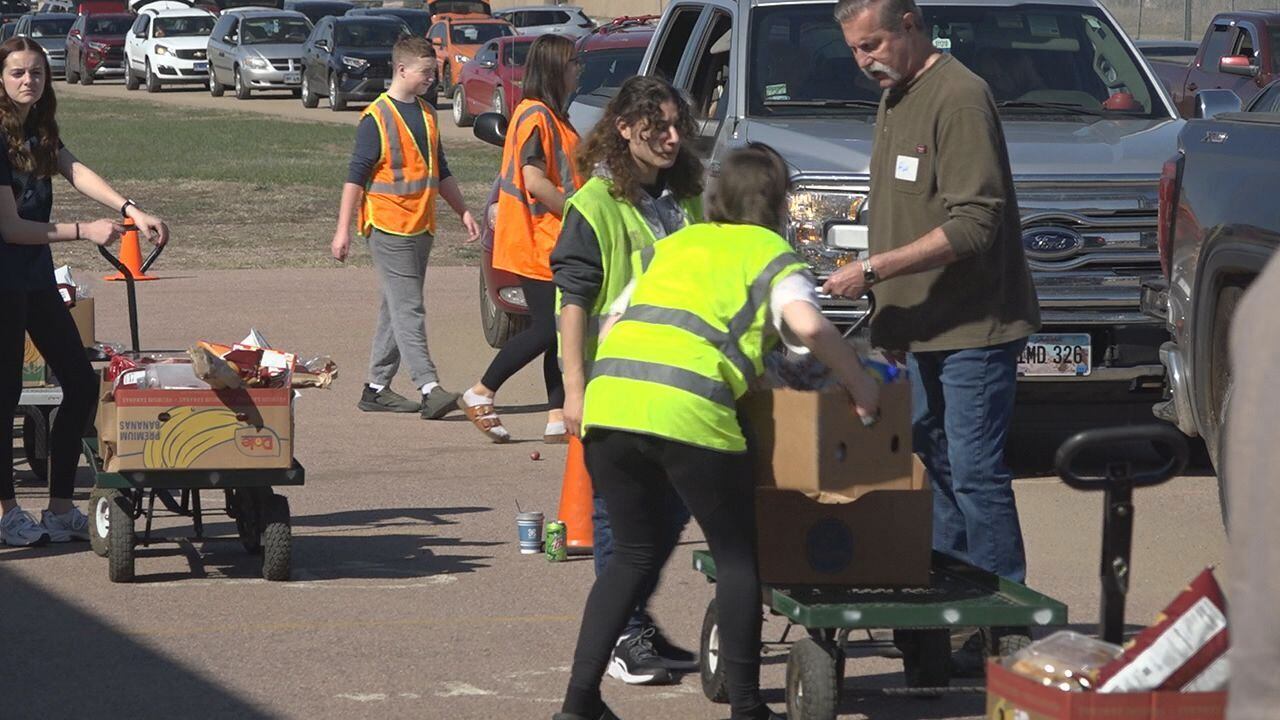 Chamberlain students hand out food at Sioux Falls giveaway